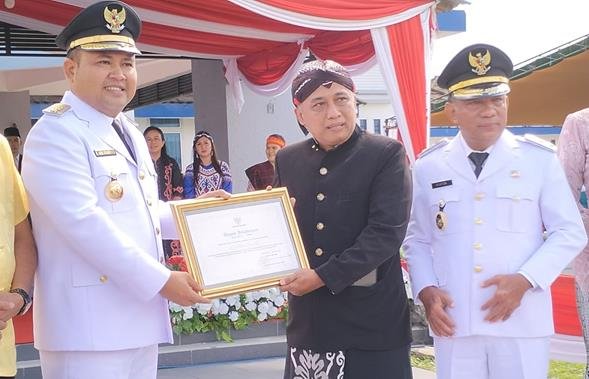 Ini Sosok Pencipta Lambang Pemkab. Melawi - wartamelawi.com